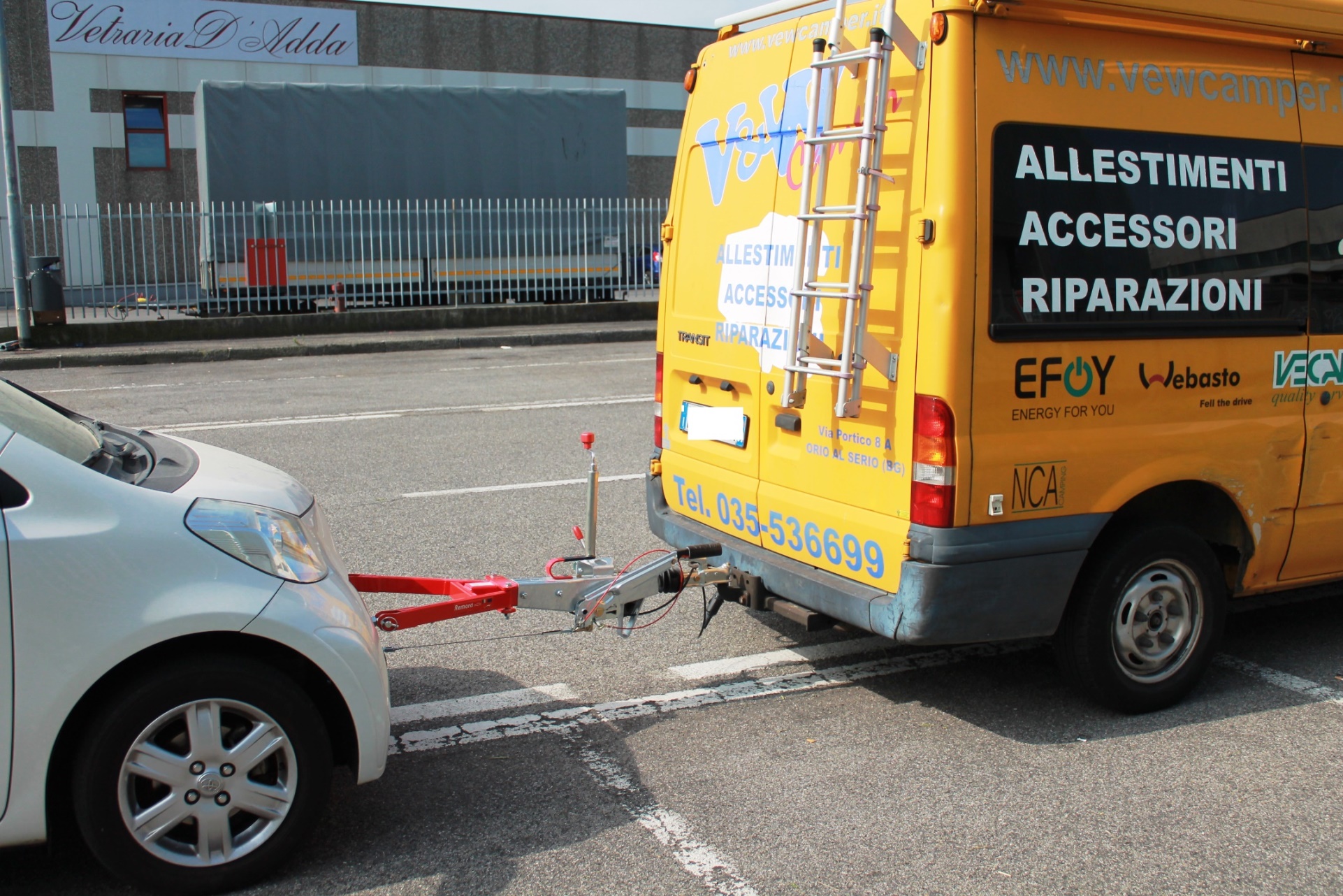Installazione gancio traino per automobile