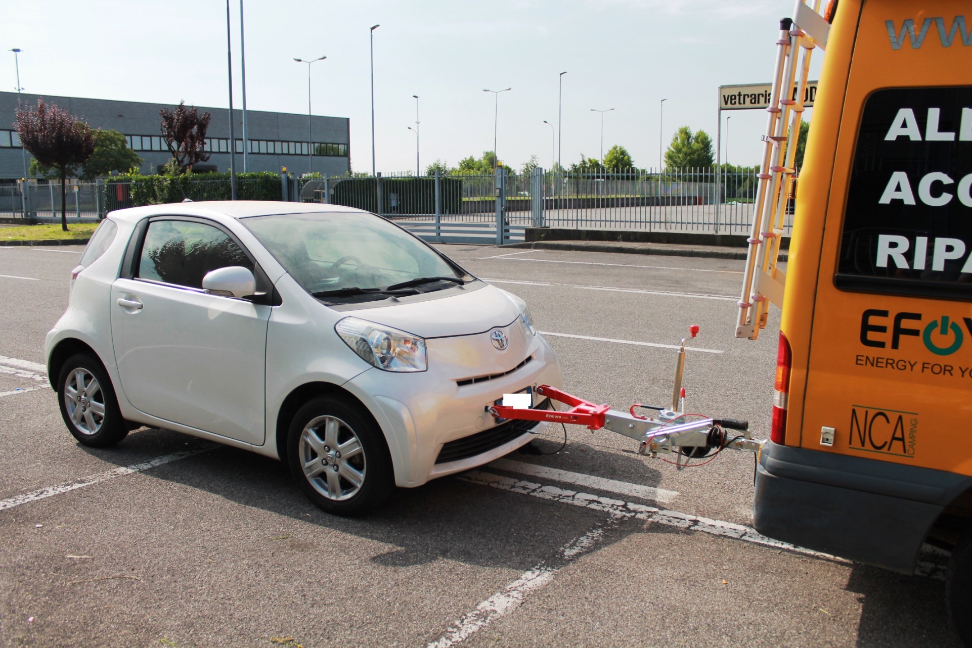 Installazione gancio traino per automobile